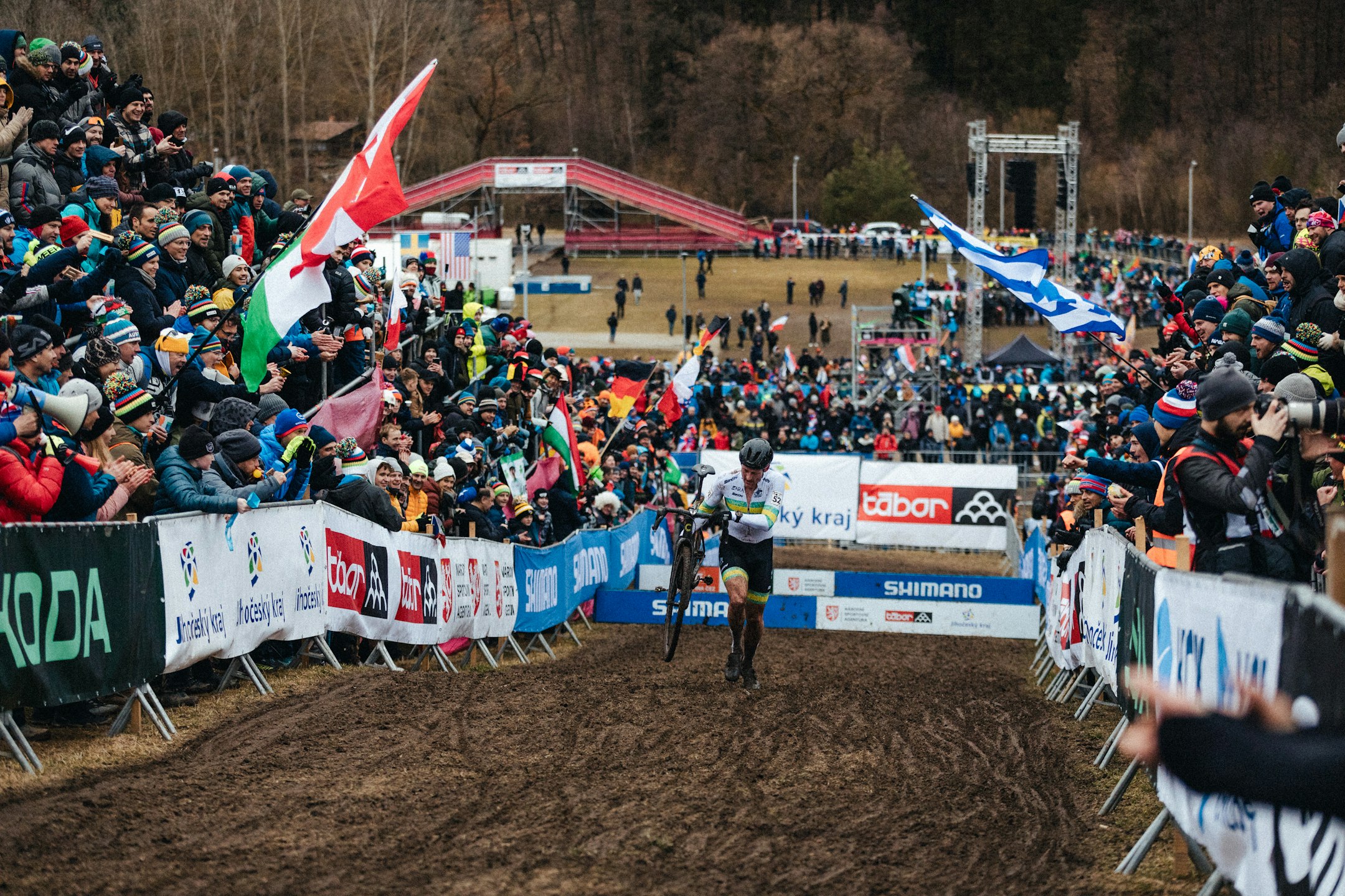 A beginner's guide: The art of cyclo-cross heckling | AusCycling